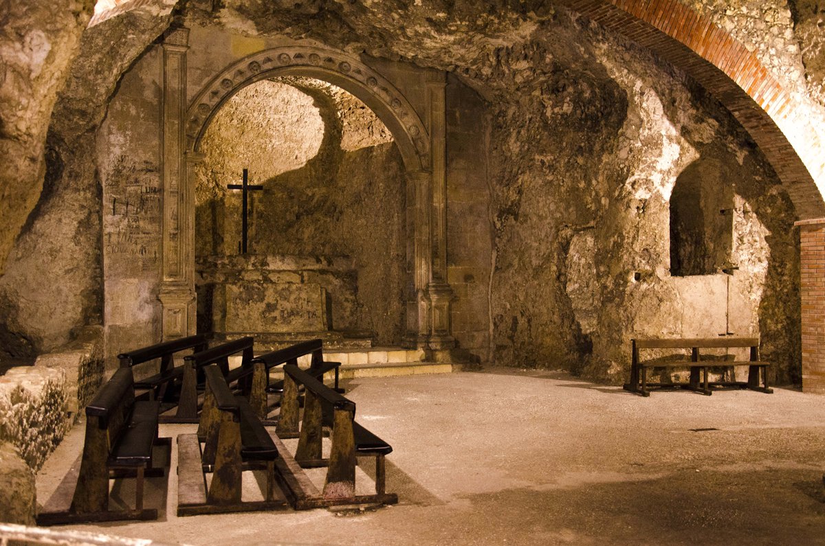 La magia del sacro: la Chiesa e la Cripta di Santa Restituta